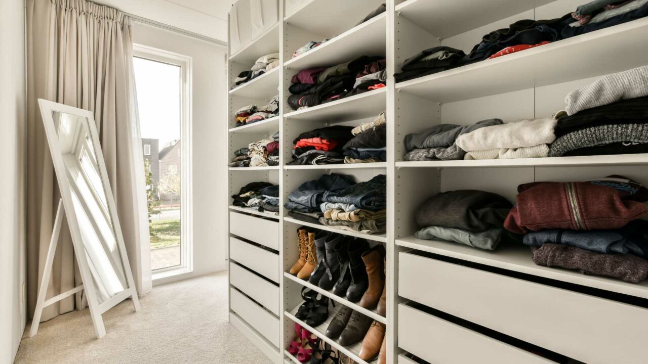 10 astuces simples pour un dressing bien rangé en matinée